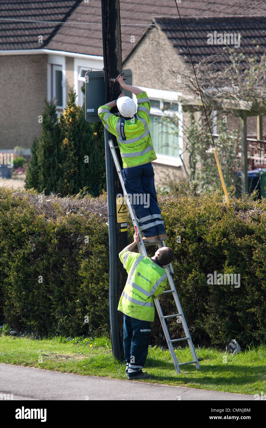 Fixing road signs hi-res stock photography and images - Alamy