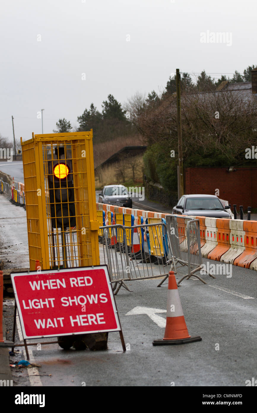 Temporary traffic light protected by a yellow cage Stock Photo - Alamy