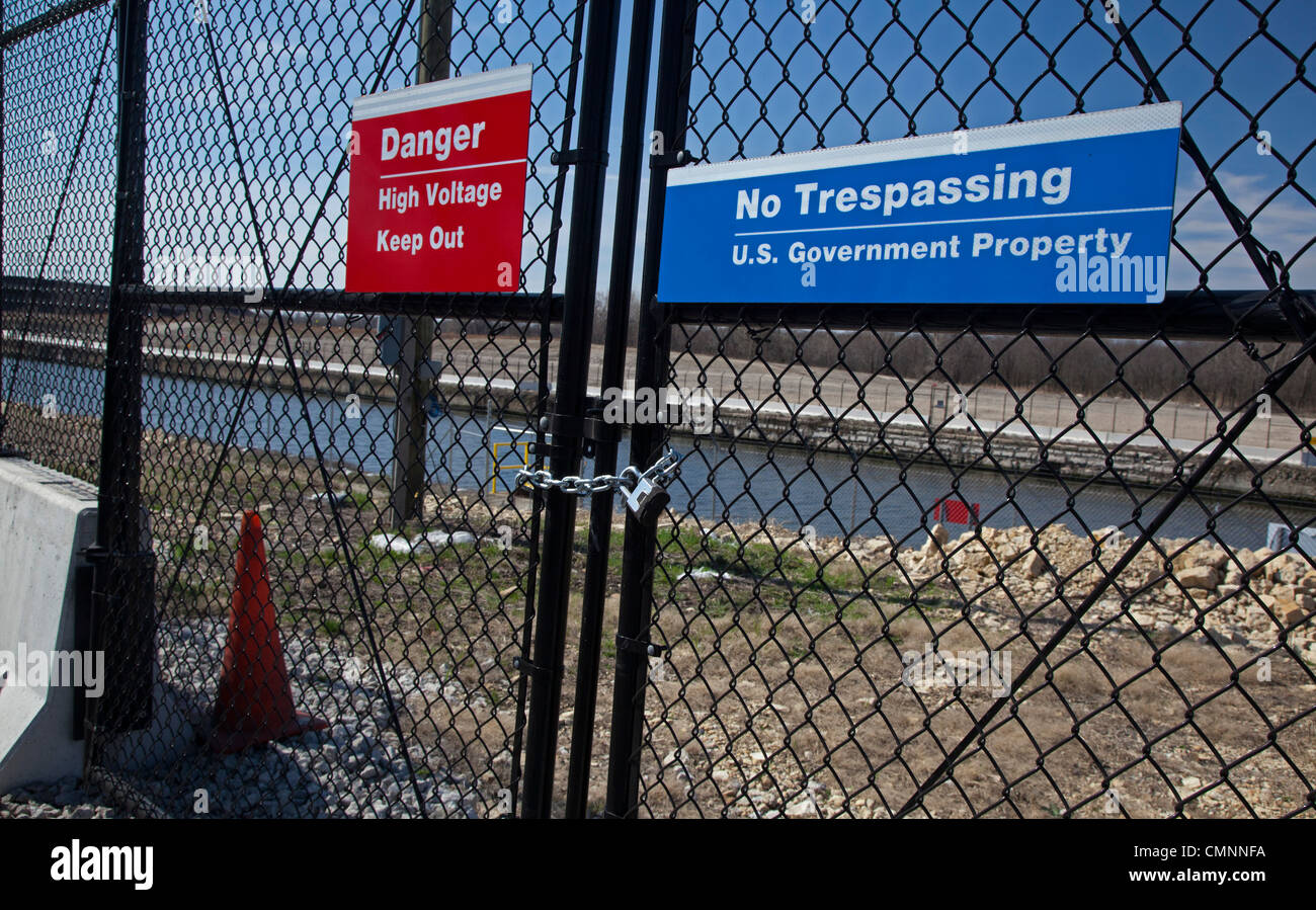 Electric Fish Barrier Stock Photo - Alamy