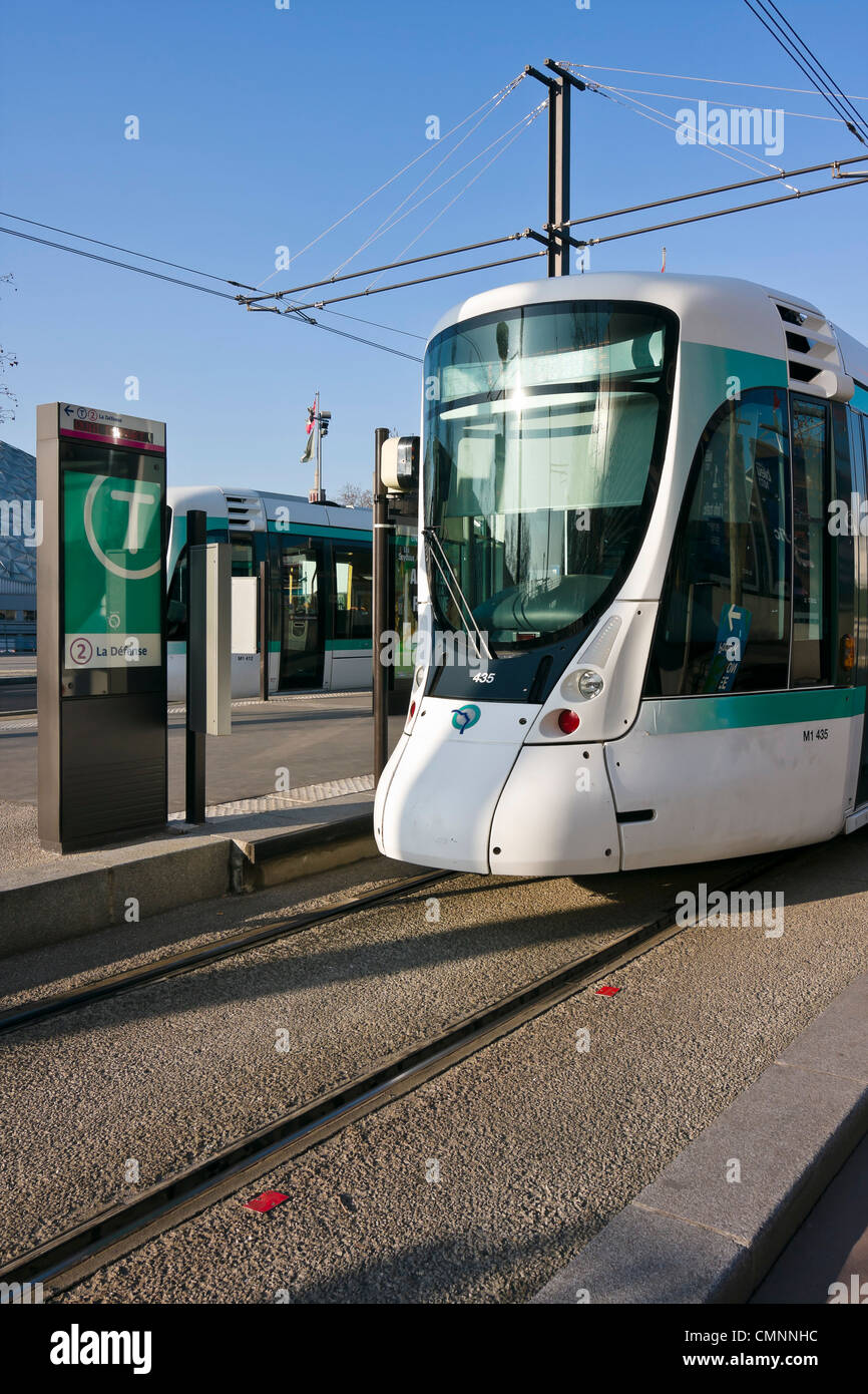 Tramway T2 platform Paris France Stock Photo - Alamy
