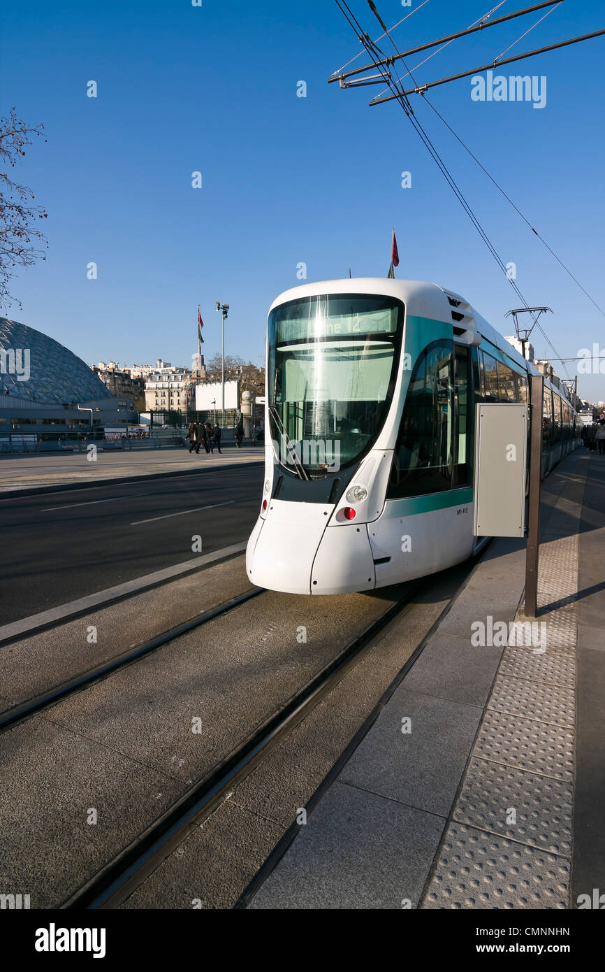 Tramway T2 platform Paris France Stock Photo - Alamy