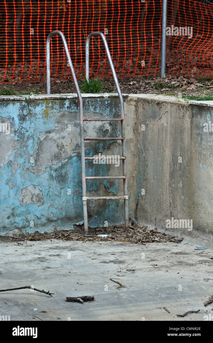 Old deserted swimming pool hi-res stock photography and images - Alamy