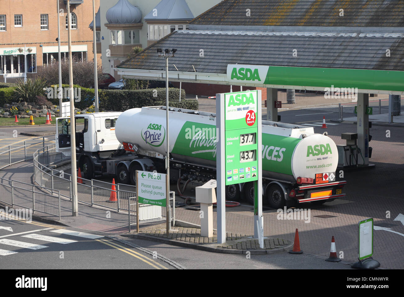 Petrol station lorry hi-res stock photography and images - Alamy