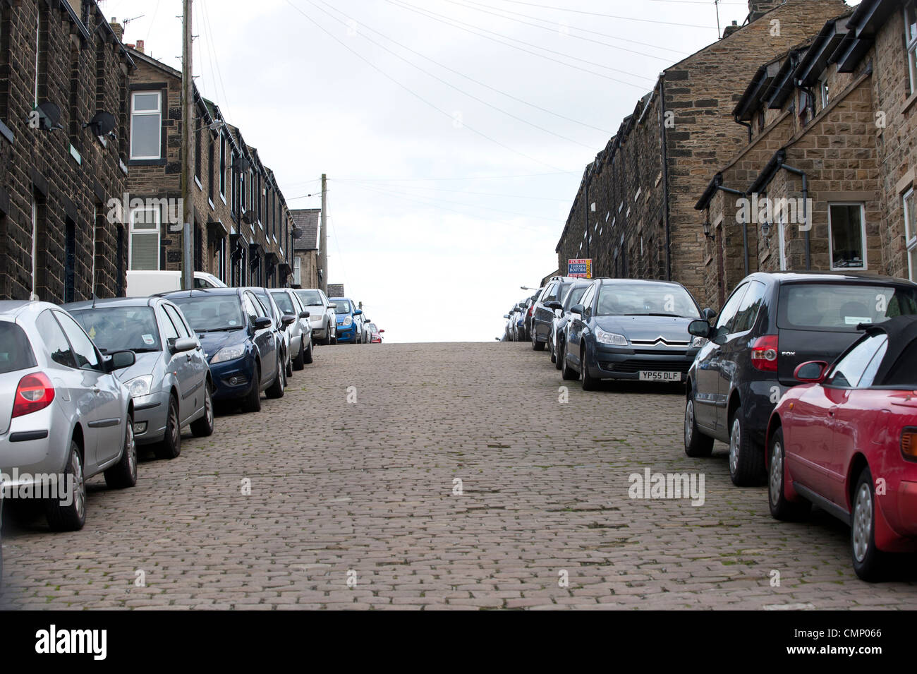 Steep yorkshire cobbled street hi-res stock photography and images - Alamy