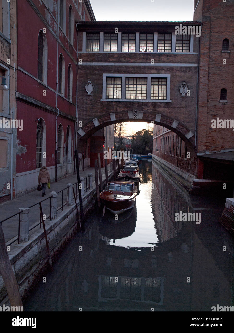 A covered bridge connecting two buildings in Venice Stock Photo - Alamy