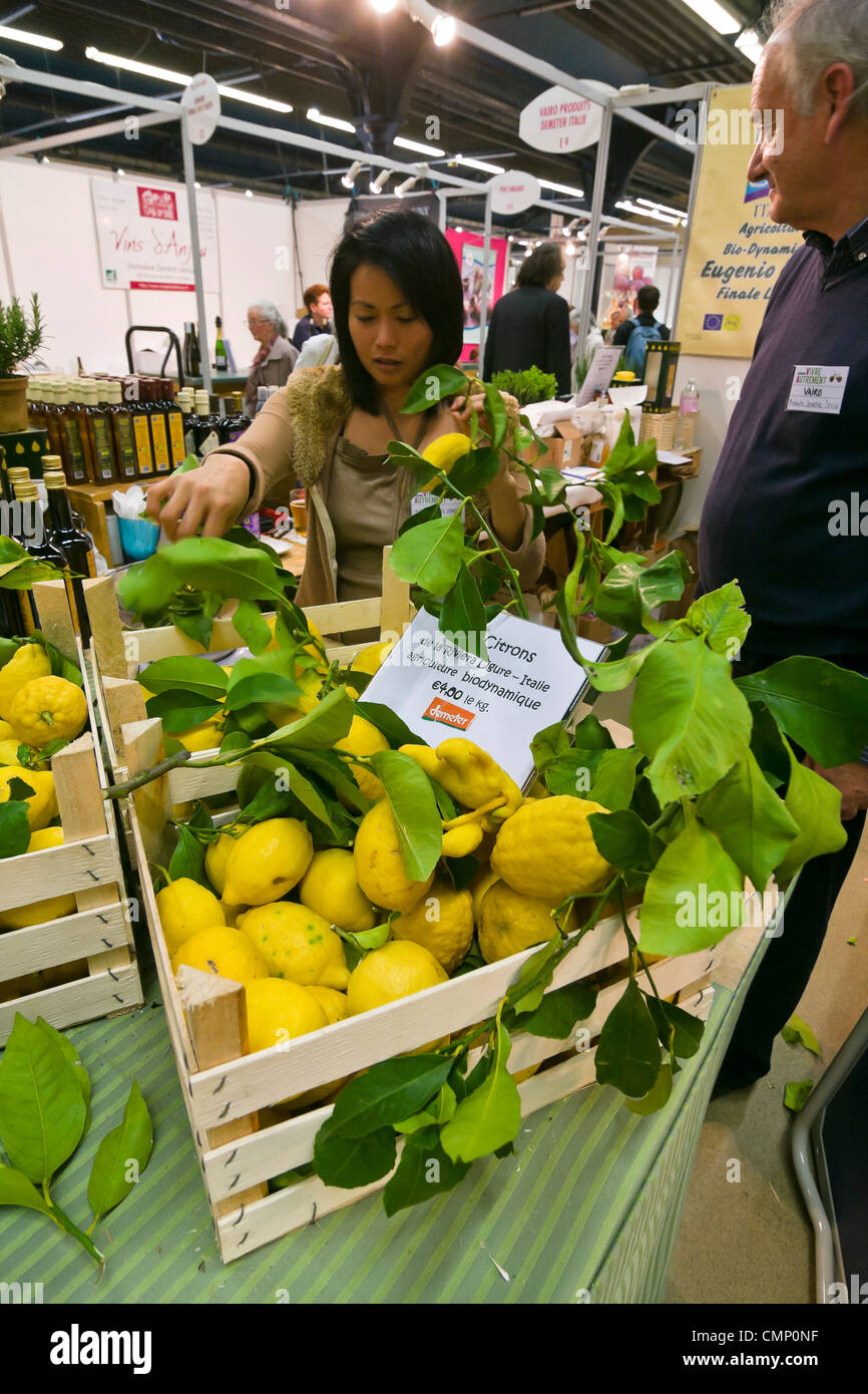 Lemons bio food shop Stock Photo - Alamy