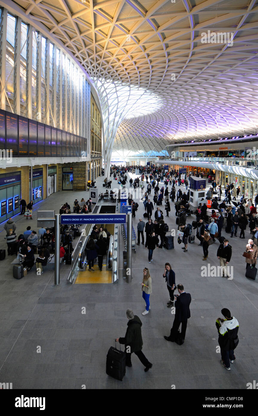 Kings cross station departure board hi-res stock photography and images ...