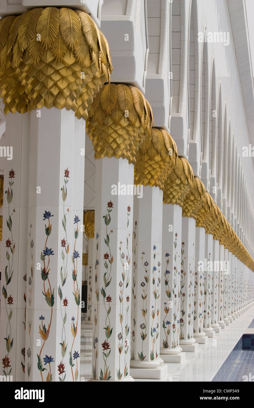 Pillars in Sheikh Zayed Grand Mosque in Abu Dhabi, United Arab Emirates ...