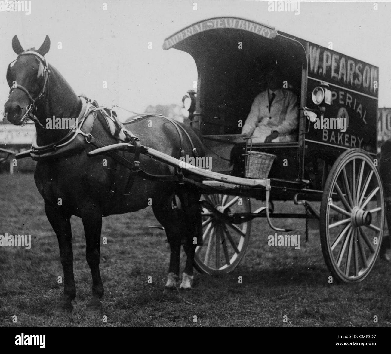 Horse drawn vehicle hi-res stock photography and images - Alamy