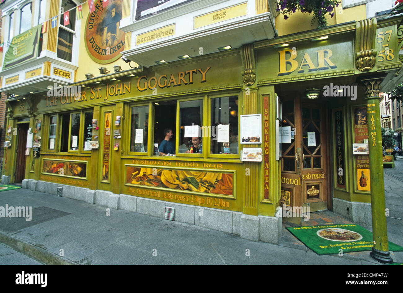 Pub front, Dublin, Ireland Stock Photo - Alamy