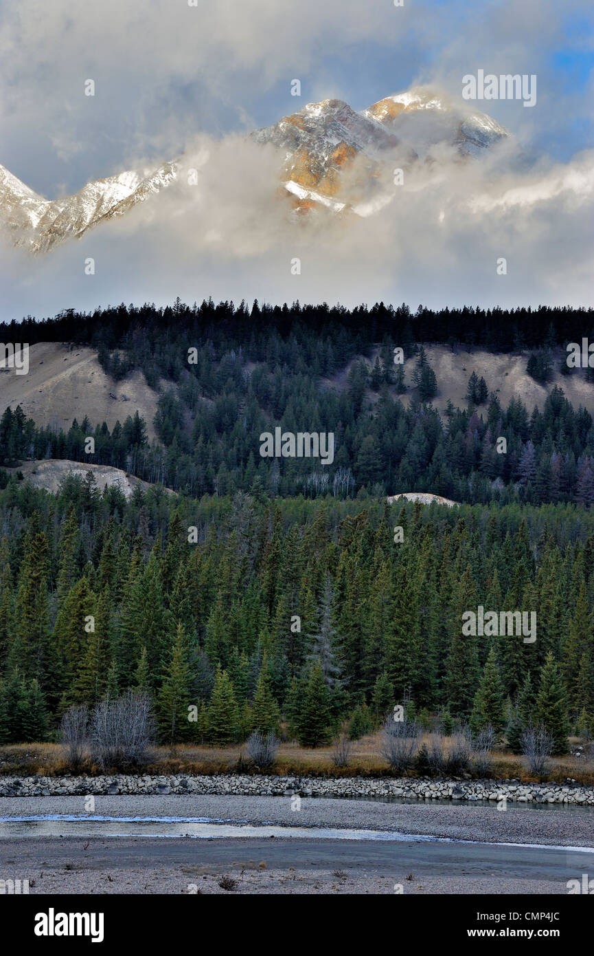 Pyramid mountain jasper national park hi-res stock photography and ...