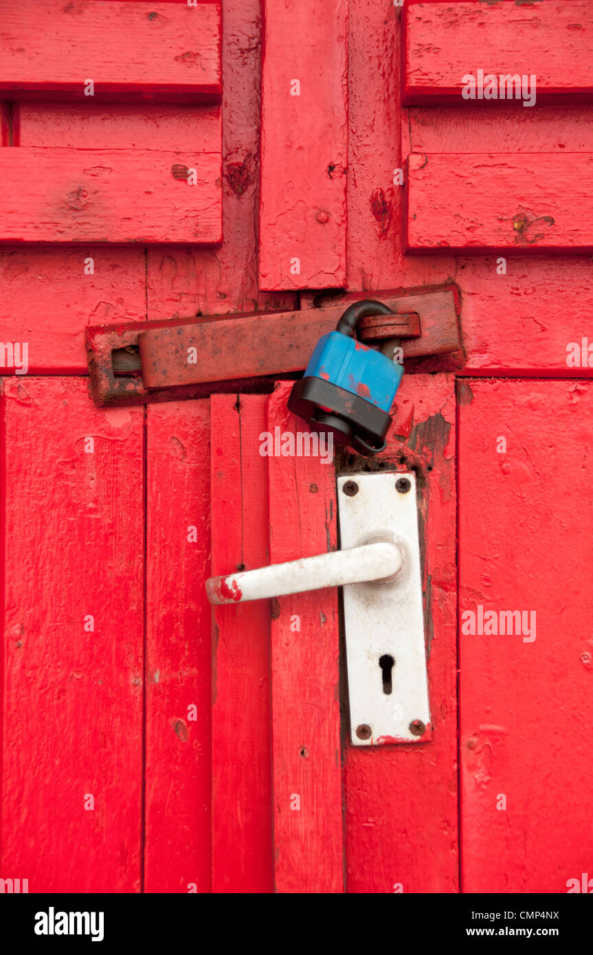 Lock on beach hut door hi-res stock photography and images - Alamy