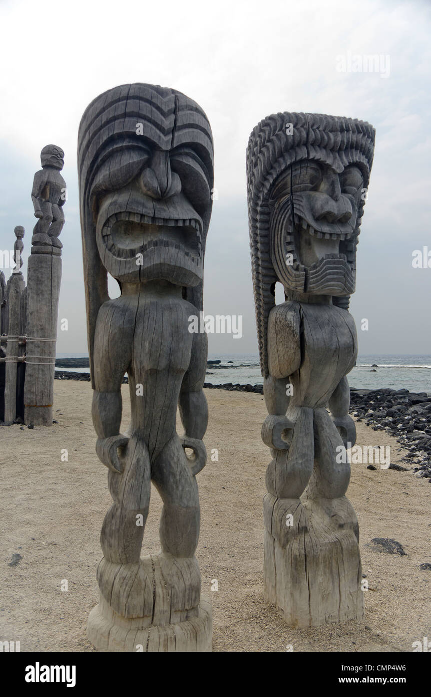 two tikis at the place of refuge, Big Island, Hawaii Stock Photo - Alamy