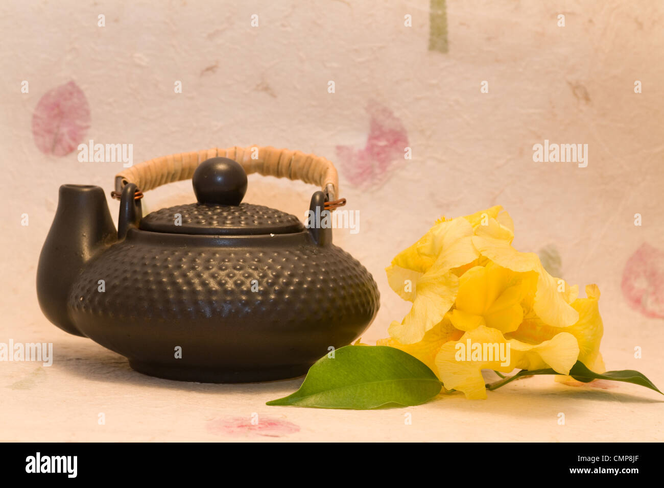 Yellow teapot hi-res stock photography and images - Alamy