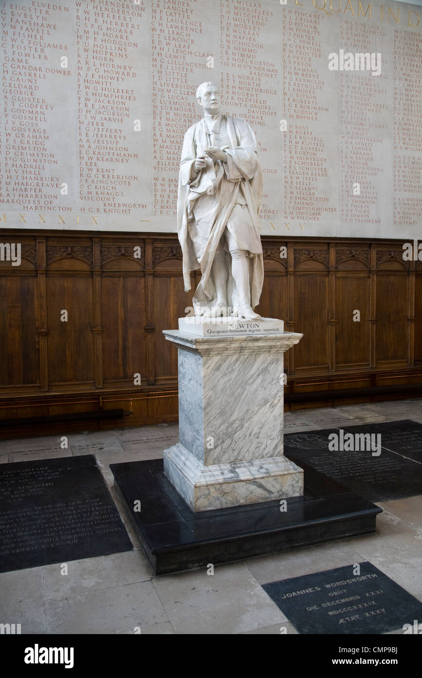 Isaac newton statue hi-res stock photography and images - Alamy
