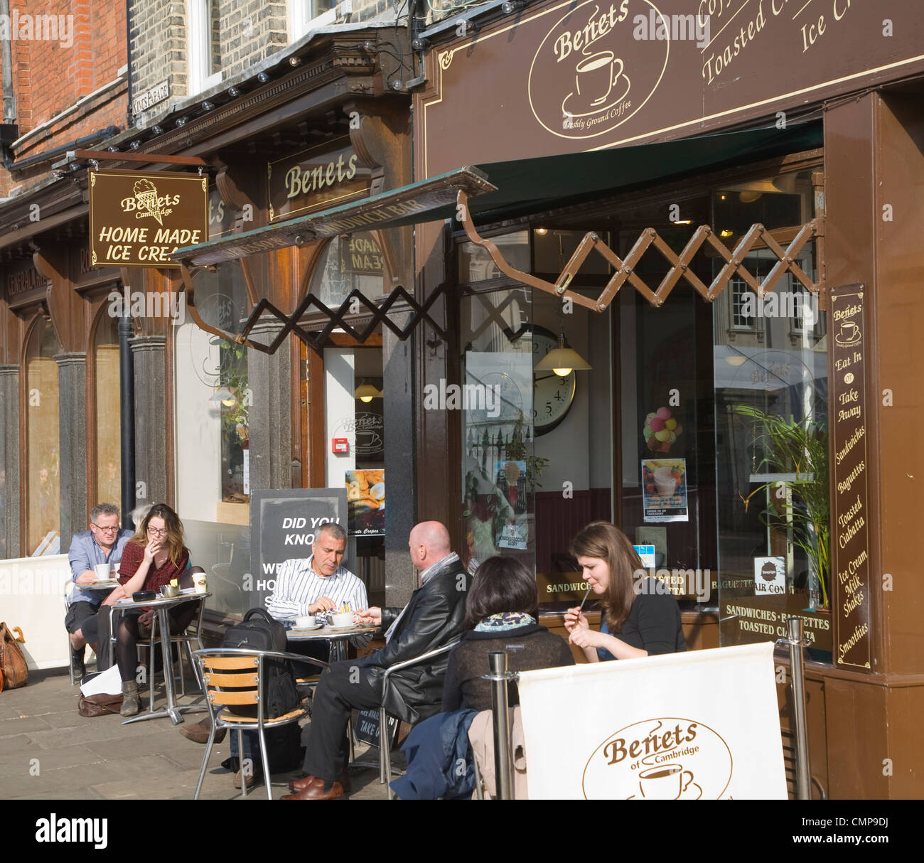 Cafe outside tables hi-res stock photography and images - Alamy