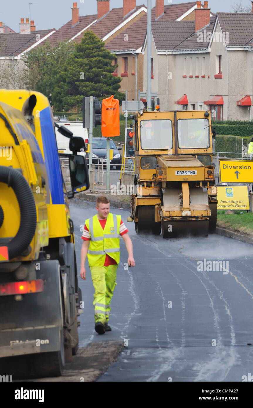 Workers laying new road surface in the UK Stock Photo - Alamy