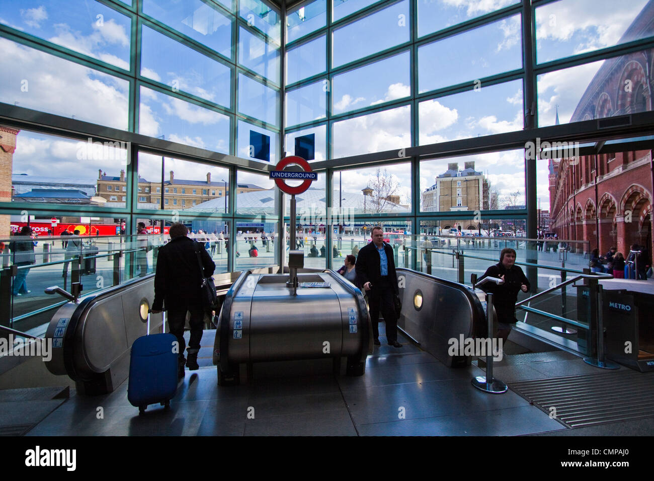 Inside st pancras station hi-res stock photography and images - Alamy
