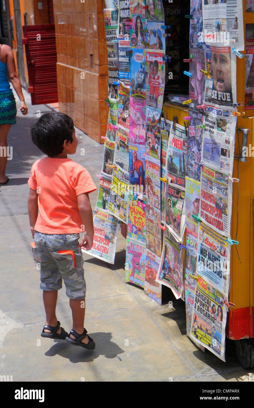 Newsstand newspaper vendor booth stall hi-res stock photography and ...