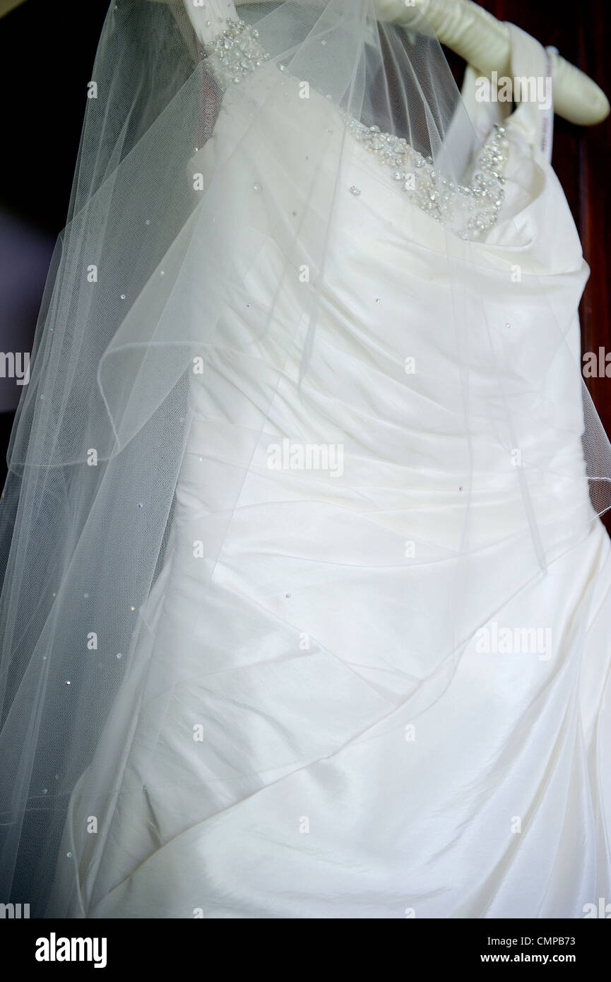 Cream wedding veil hi-res stock photography and images - Alamy