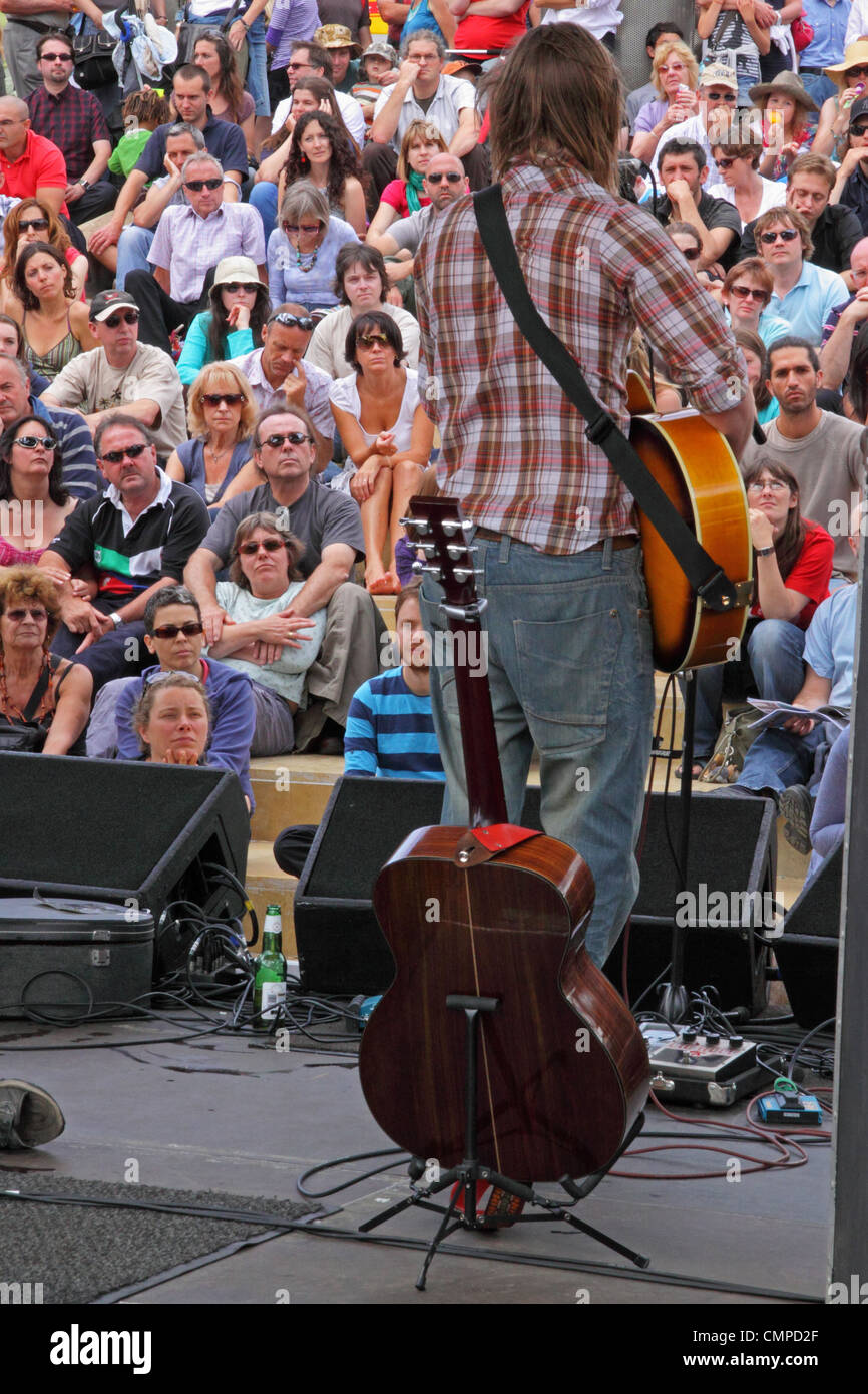 Concert front view stage crowd hi-res stock photography and images - Alamy