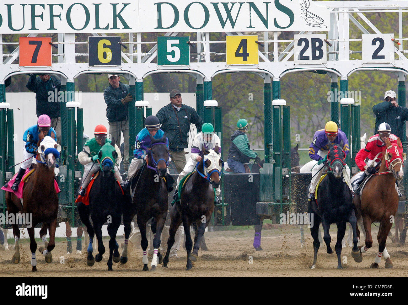 Horses leave starting gate hi-res stock photography and images - Alamy