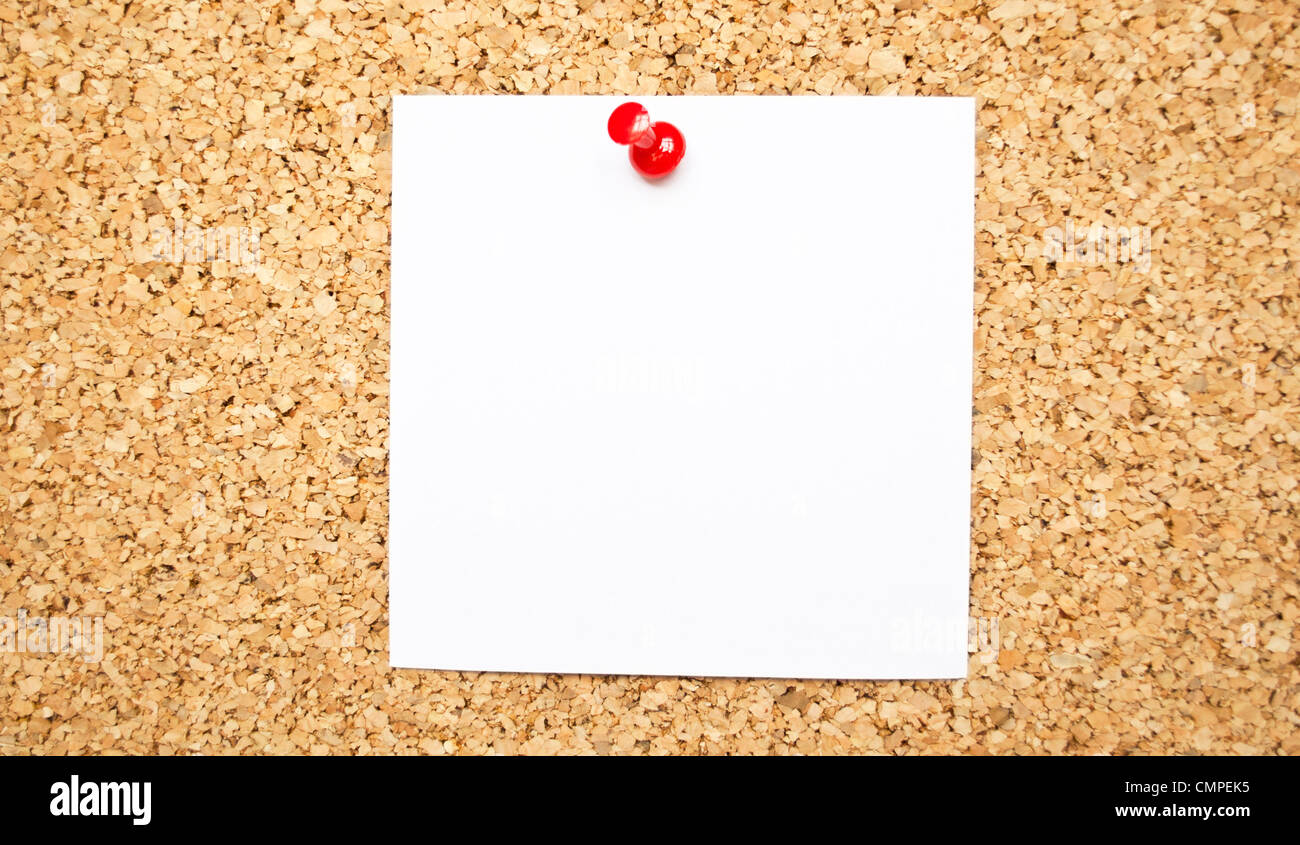 Empty memo note on cork board Stock Photo - Alamy