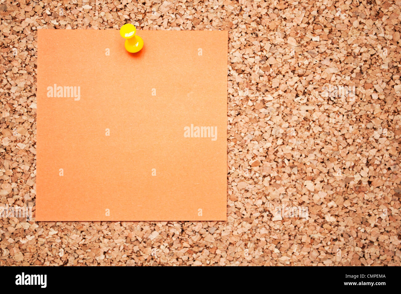 Empty memo note on cork board Stock Photo - Alamy
