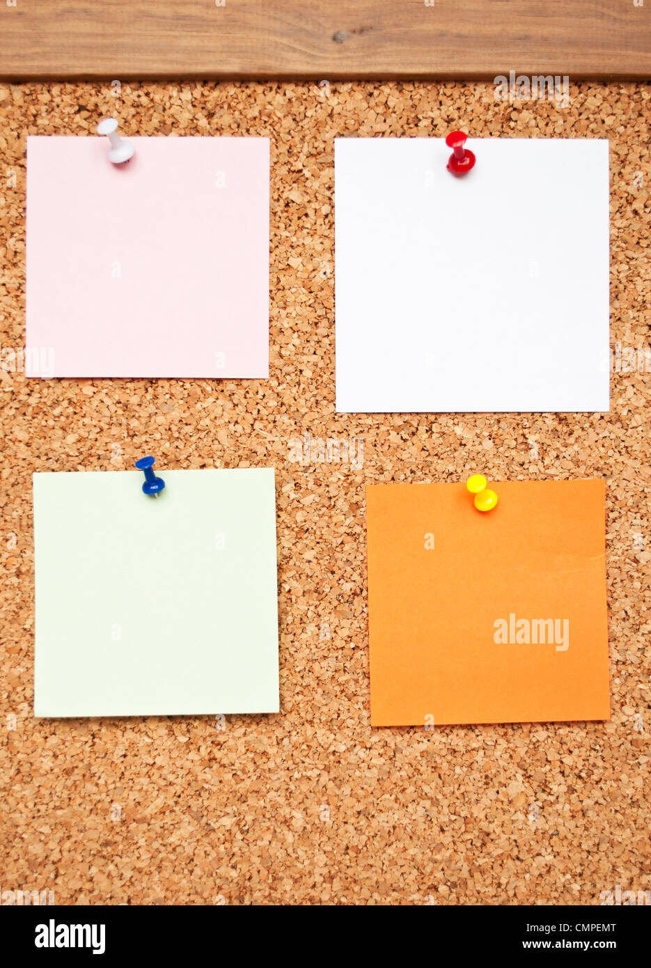 Empty memo notes on cork board Stock Photo - Alamy