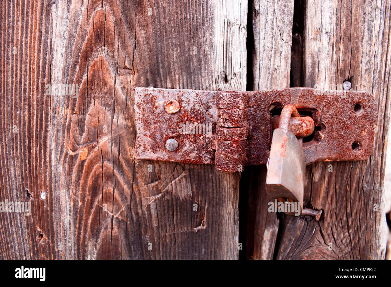 Chain padlock rusty corrosion hi-res stock photography and images - Alamy