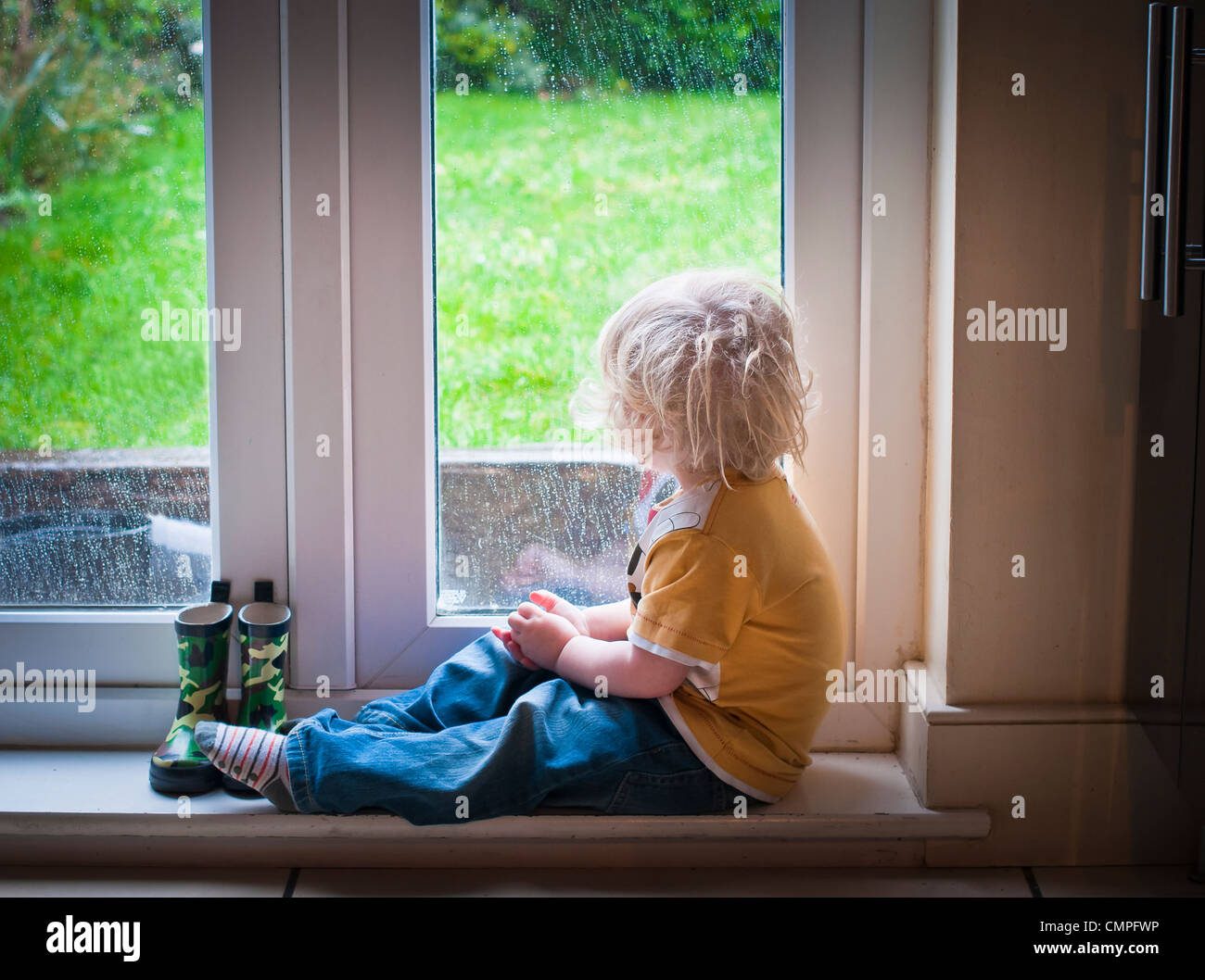 Raining outside hi-res stock photography and images - Alamy