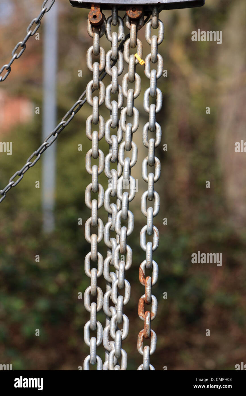 Hanging links hi-res stock photography and images - Alamy