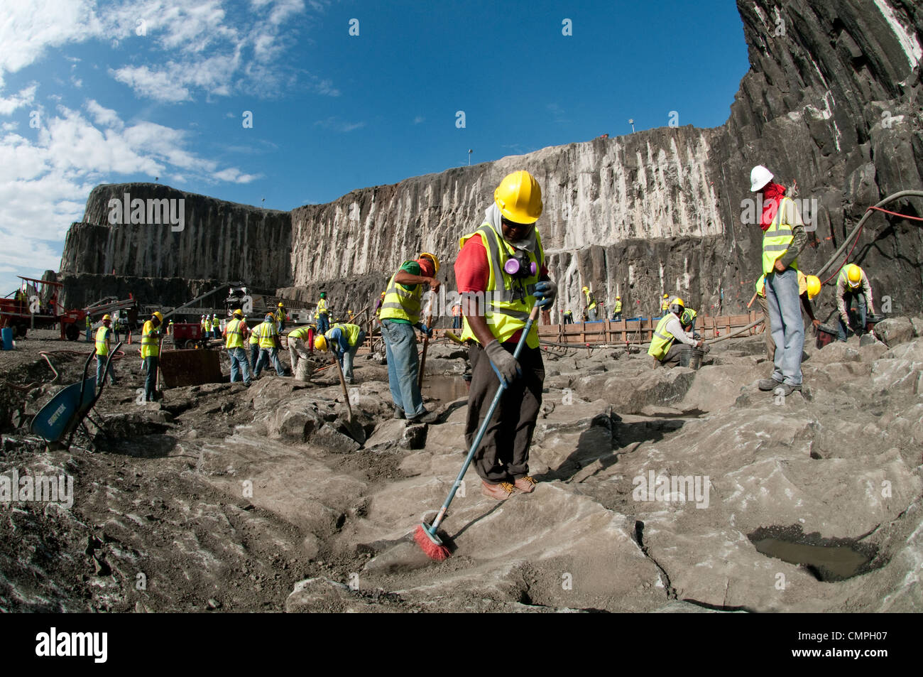 Panama canal construction workers hi-res stock photography and images ...