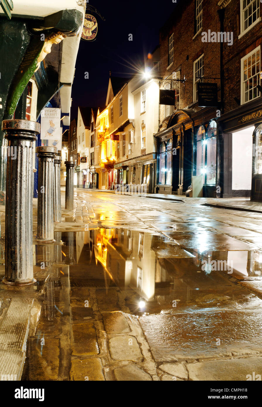 Stonegate york night england hi-res stock photography and images - Alamy