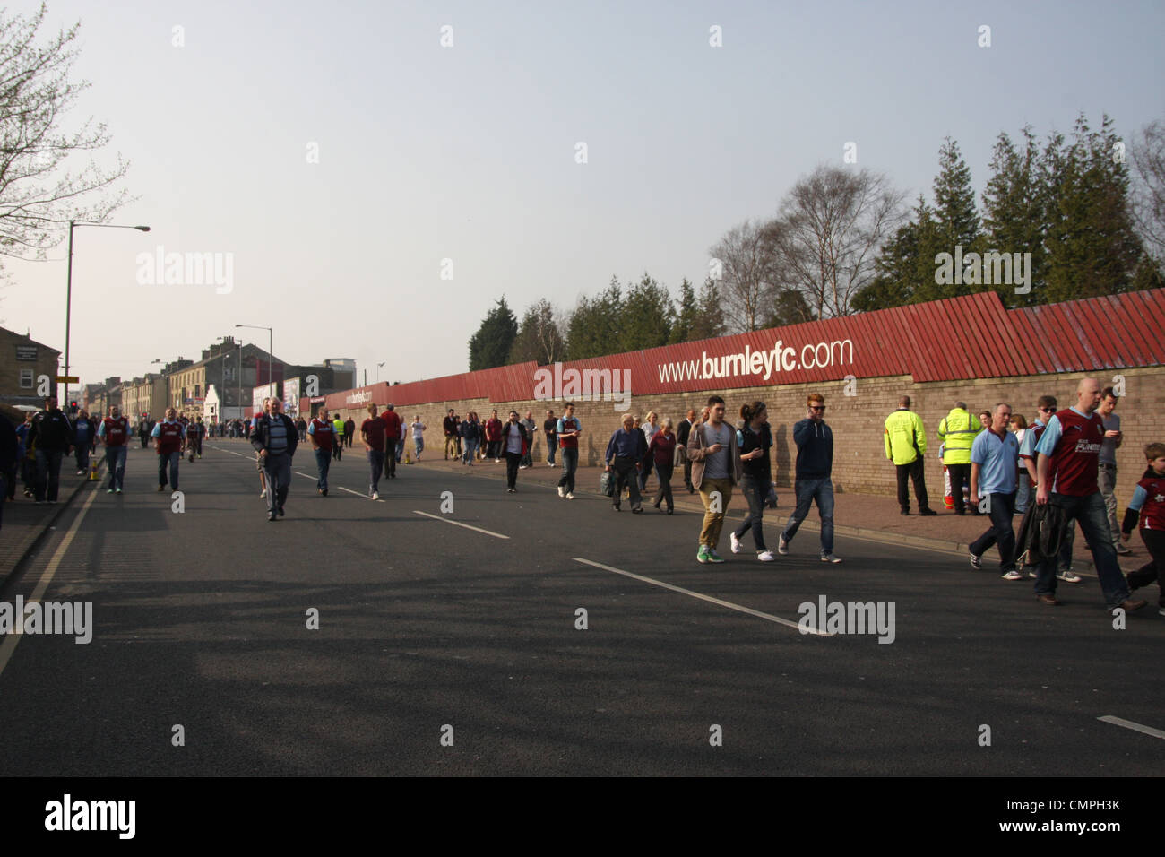 Crowd scene at a football match hi-res stock photography and images - Alamy