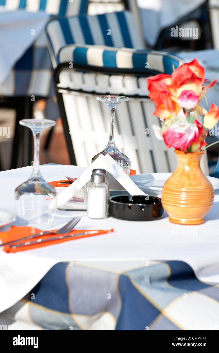 Set table in restaurant with flower Stock Photo - Alamy