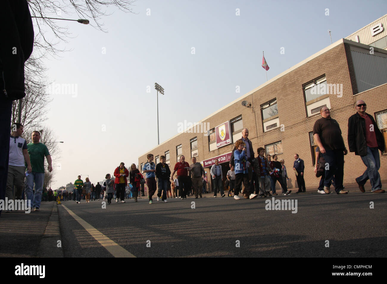 Crowd scene burnley supporters match hi-res stock photography and ...