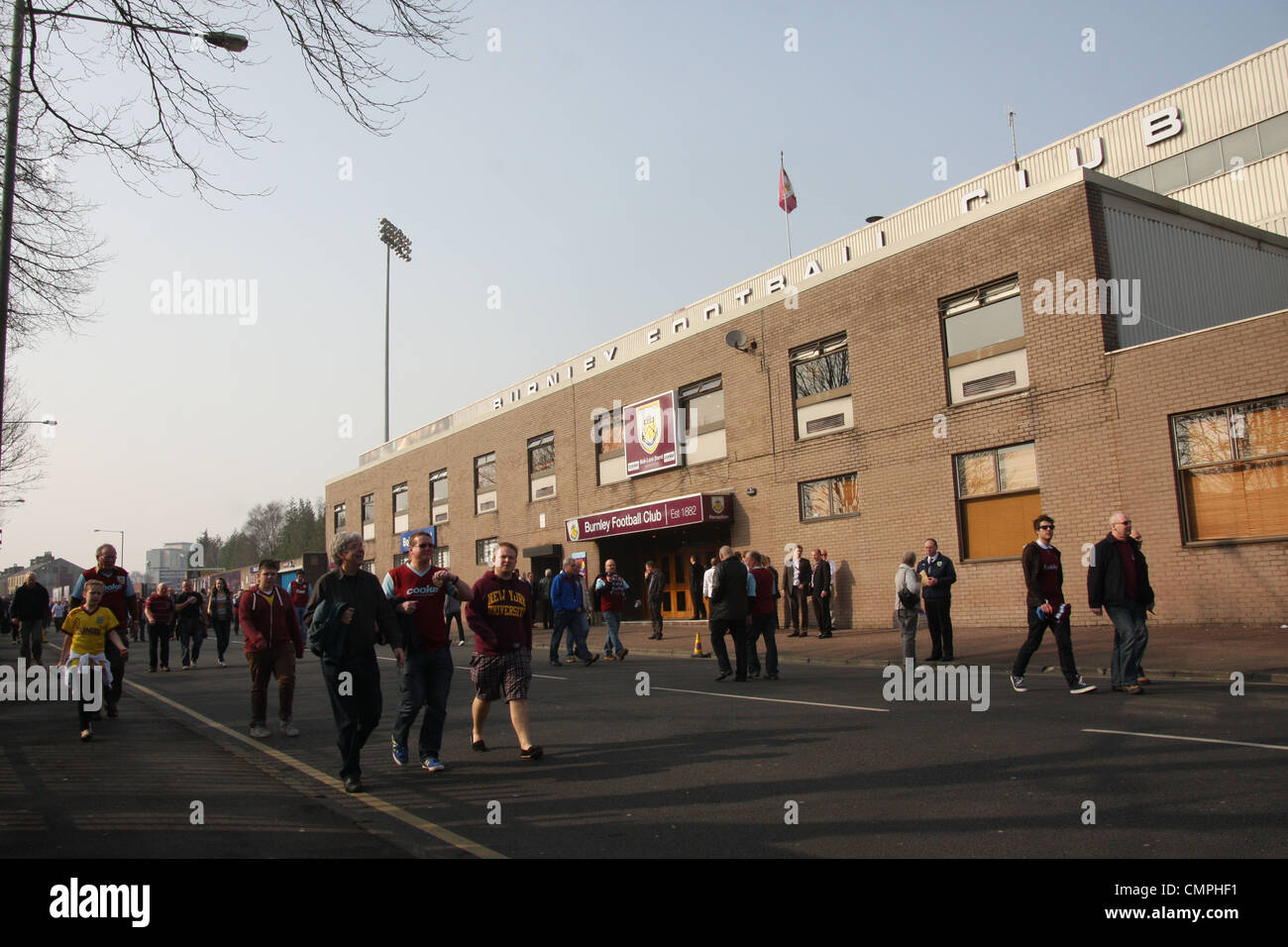 Crowd scene at a football match hi-res stock photography and images - Alamy