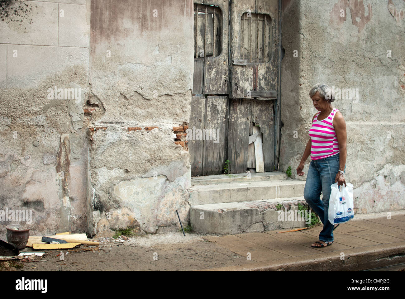 Cuban woman walking with a shopping bag Stock Photo - Alamy