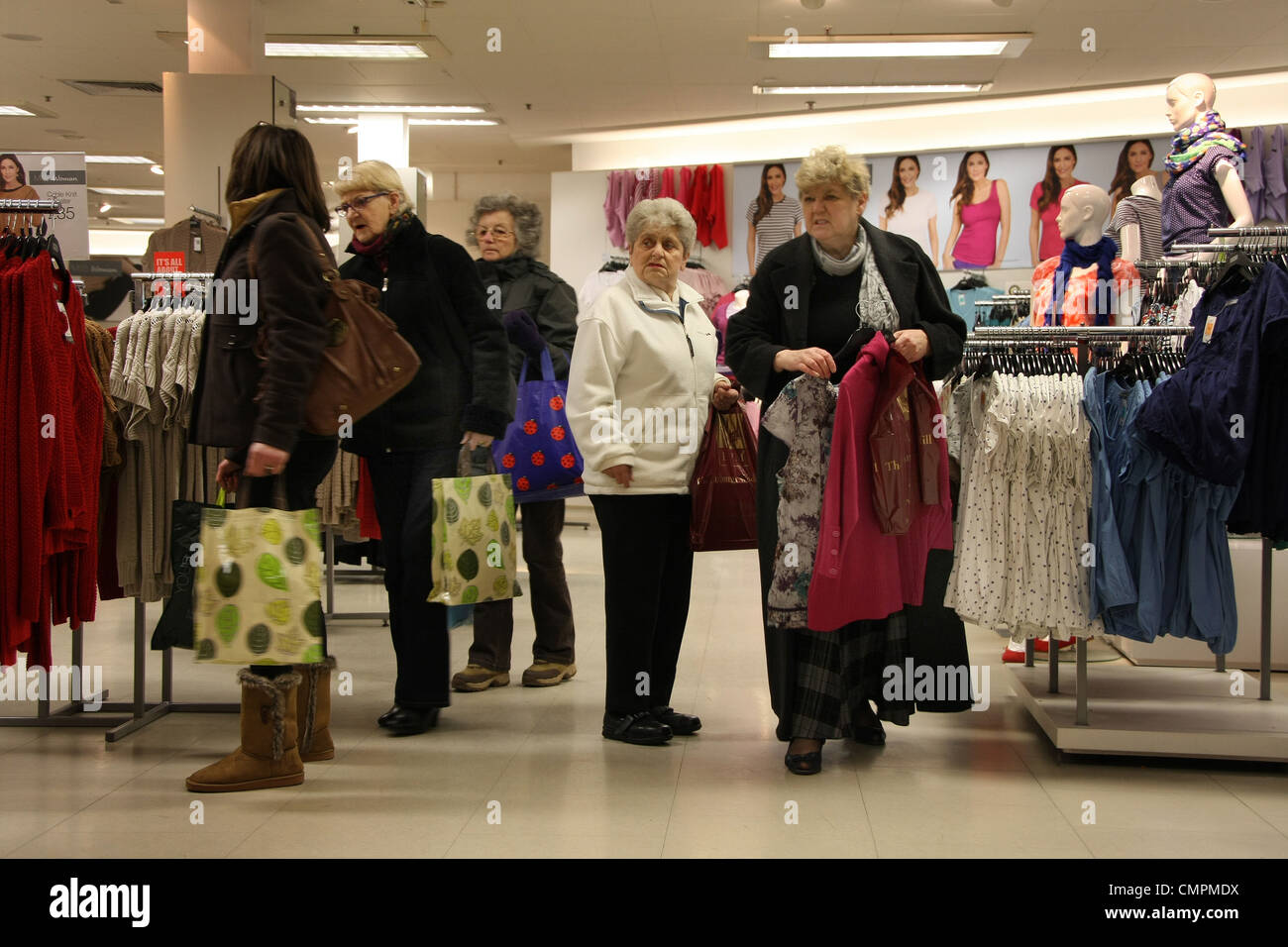Women clothes shopping public hi-res stock photography and images - Alamy