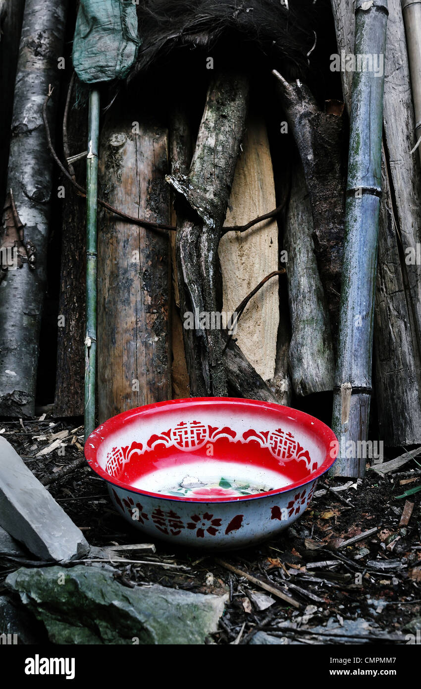 Red patterned chinese washing bowl Stock Photo - Alamy