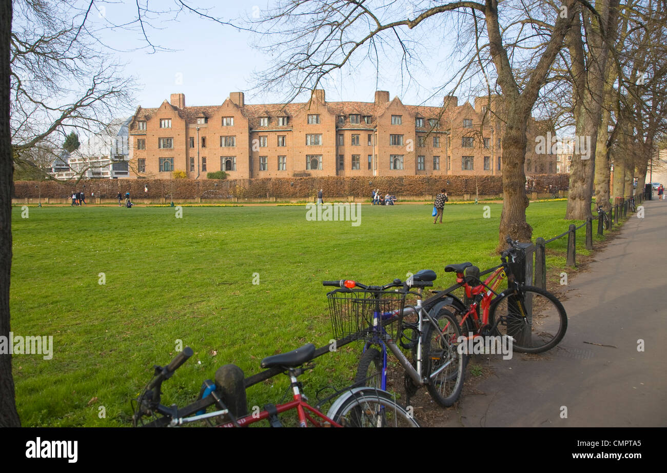 University of cambridge queens college hi-res stock photography and ...
