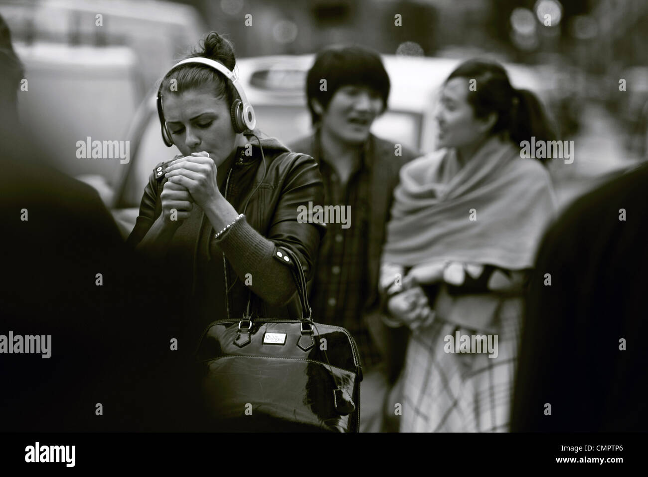 Female walking and smoking hi-res stock photography and images - Alamy