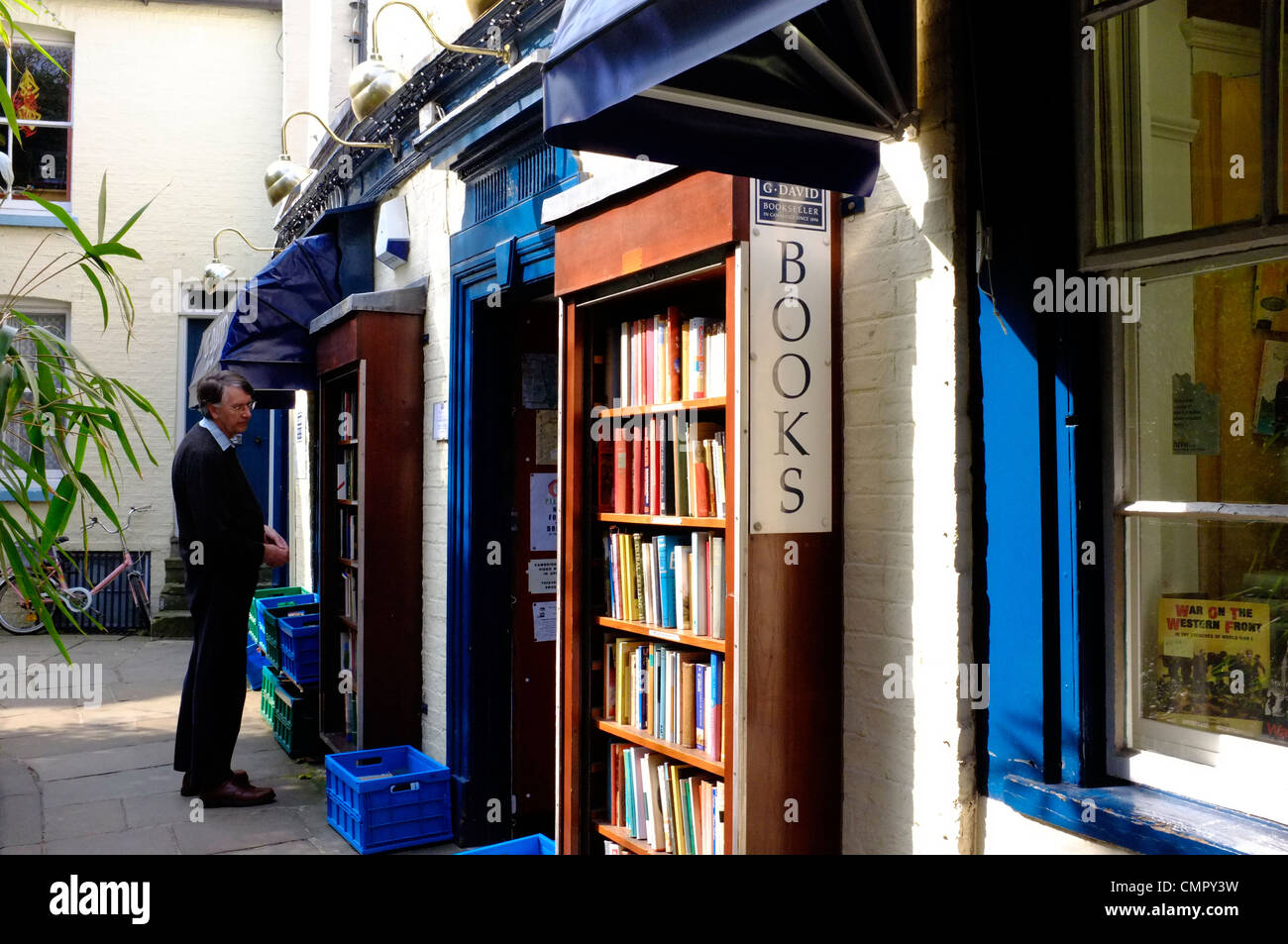 Man reading book cambridge hi-res stock photography and images - Alamy