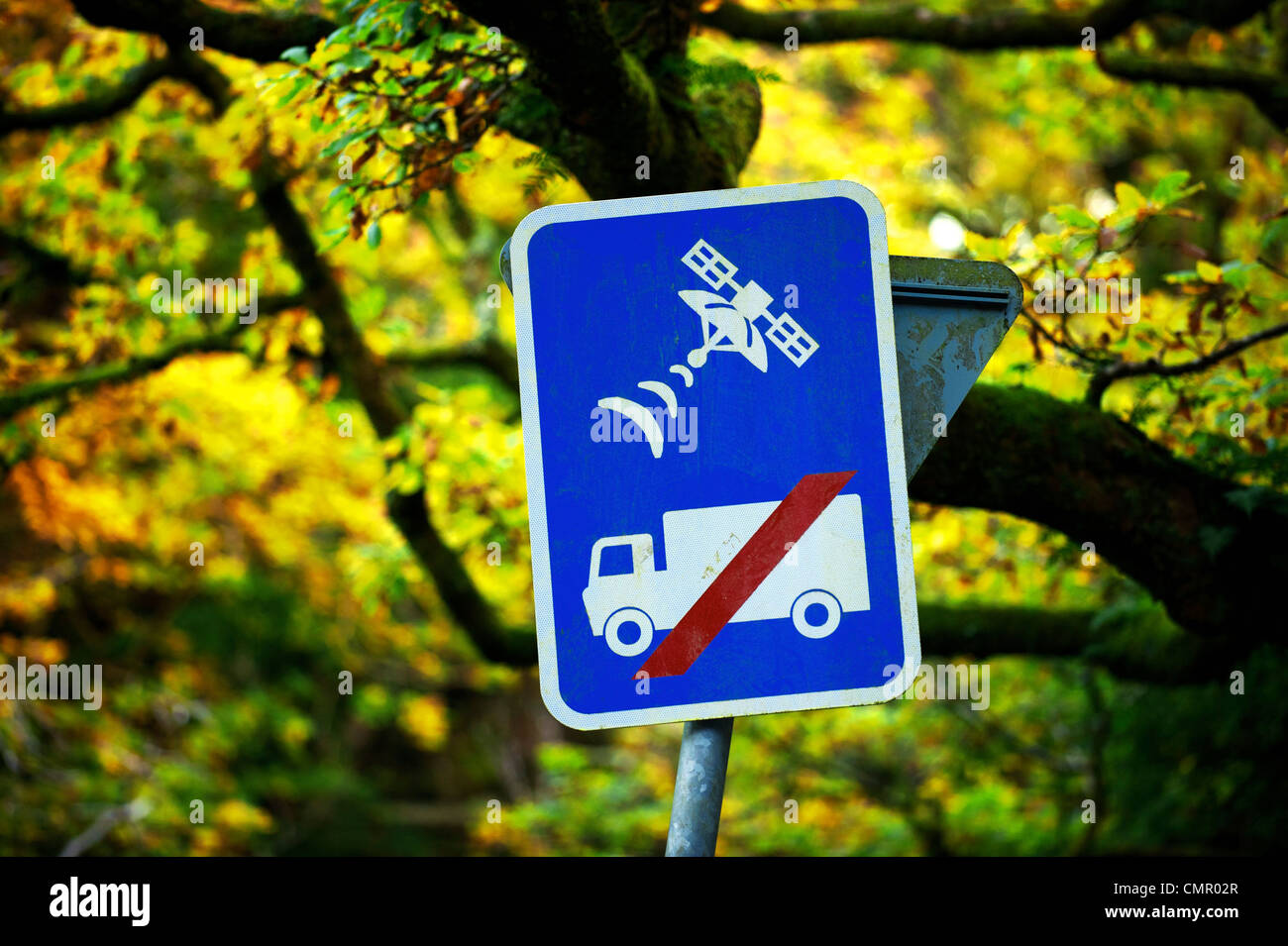 Road sign warning drivers of lorries and HGV not to use the road with ...