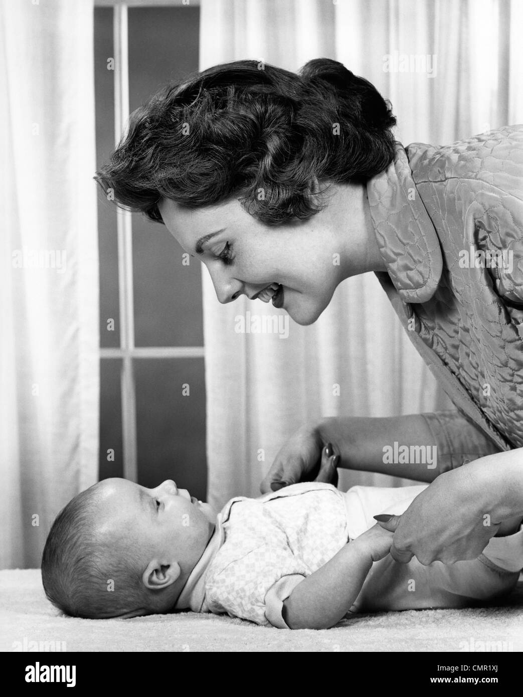 Motherhood 1950s hi-res stock photography and images - Alamy