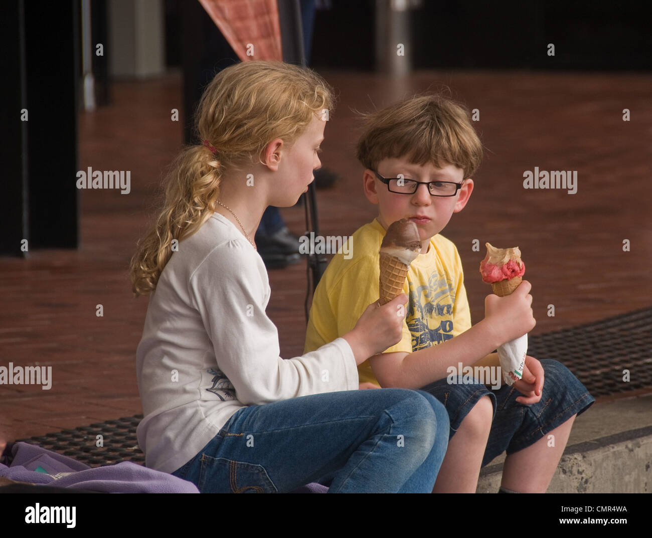 Children eating cones hi-res stock photography and images - Alamy