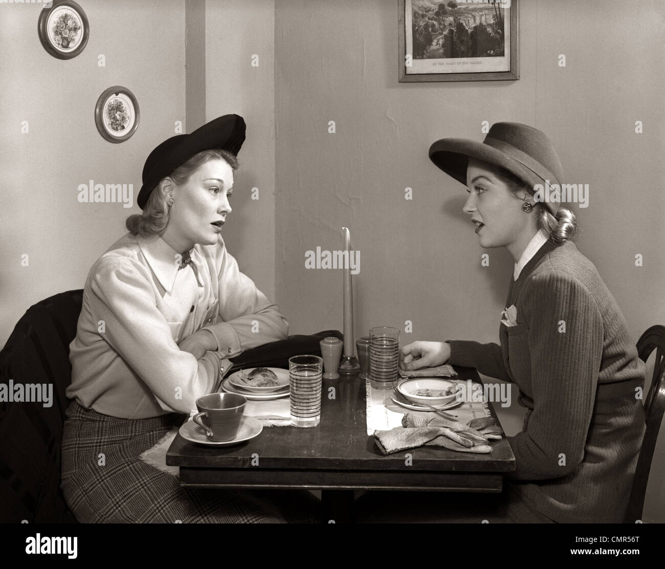 Women gossiping retro hi-res stock photography and images - Alamy