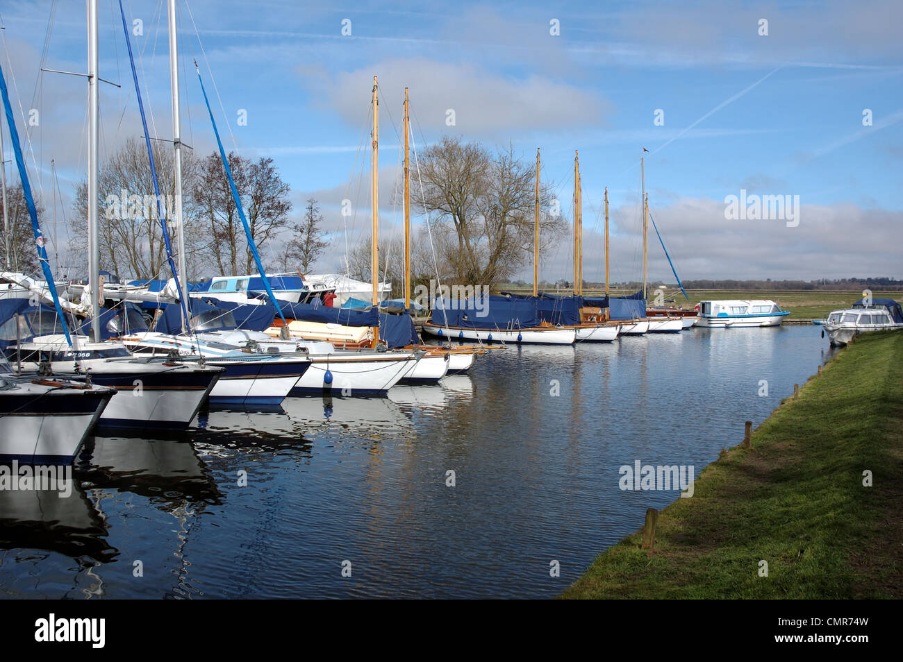 Sailing boats and Broads motor cruisers at the staithe on Upton Dyke ...