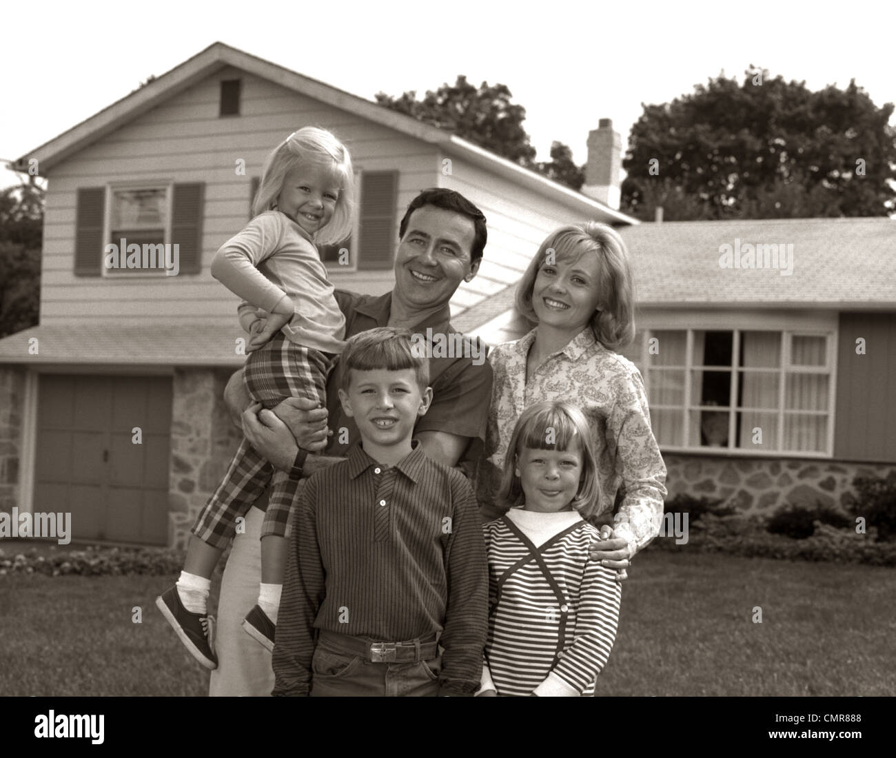 1960s FAMILY PORTRAIT OUTSIDE SUBURBAN HOUSE PARENTS 3 THREE KIDS Stock ...